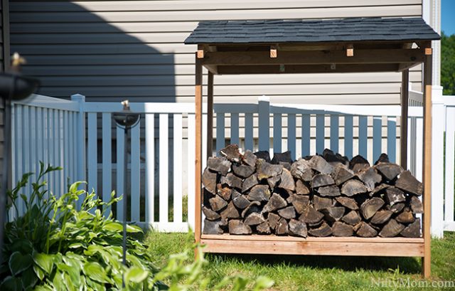 How to Make a Roofed Log Rack {Backyard Project} – Nifty Mom