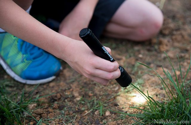 Scavenger Hunt Jar {Outdoor fun for kids} – Nifty Mom